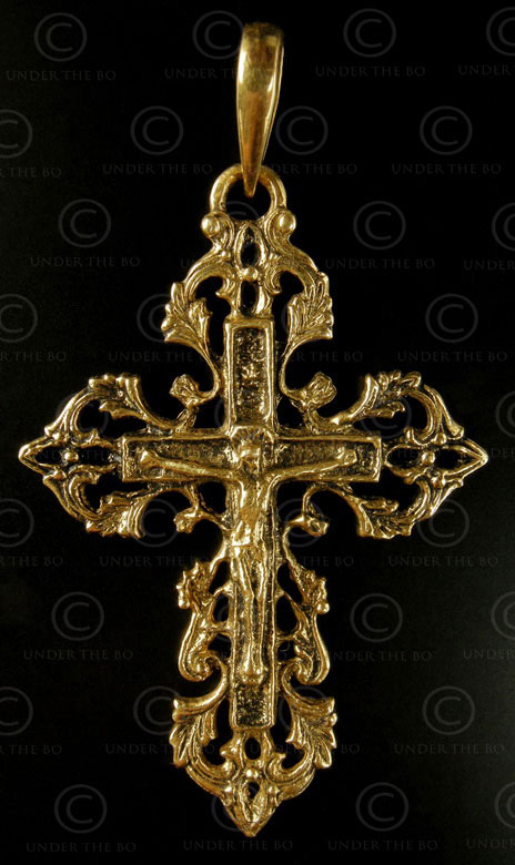 Gold Christian cross P167. India. - Under the Bo