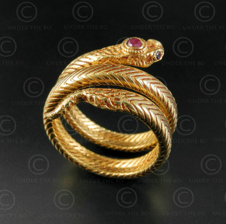 Gold snake ring R298. Northern India. - Under the Bo