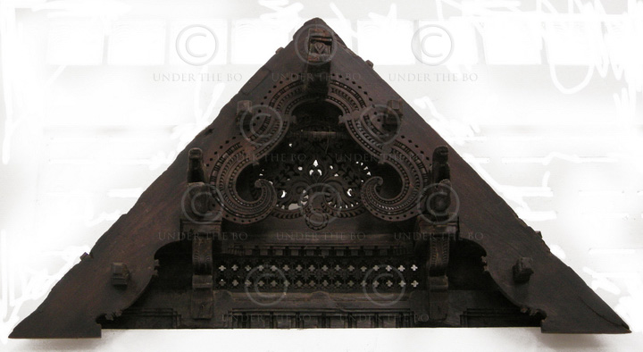 Indian gable M17-99. Kerala, Southern India. - Under the Bo