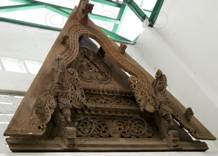 Indian gable V6-00. Kerala, Southern India. - Under the Bo