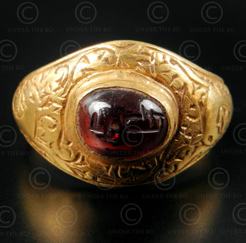 Islamic gold ring R218. Persia or Afghanistan. Mid-20th century gold ...
