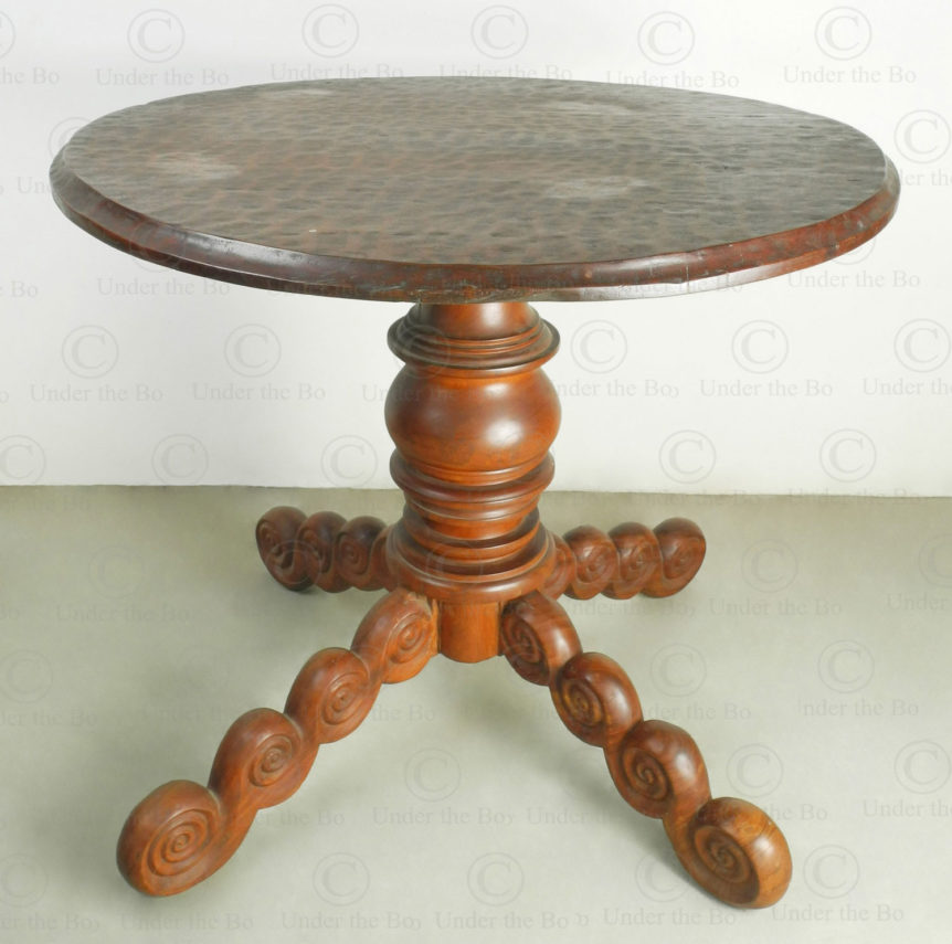 Round table with central leg FV139. Designed by François Villaret ...