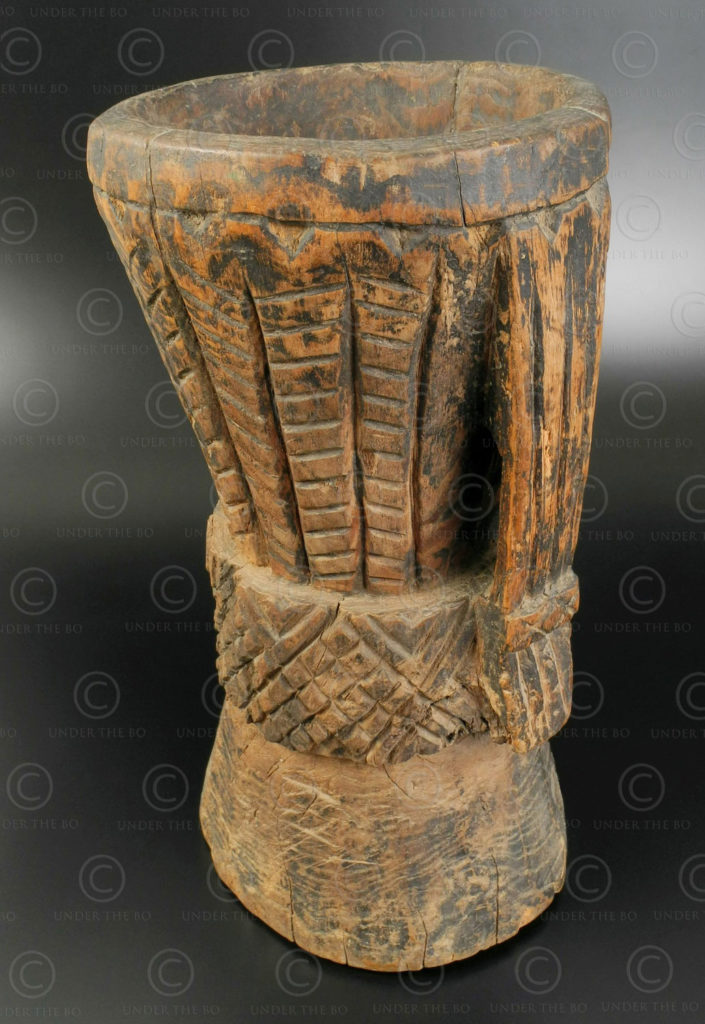 Arts Anciens et Antiquités de Nuristan - Under the Bo